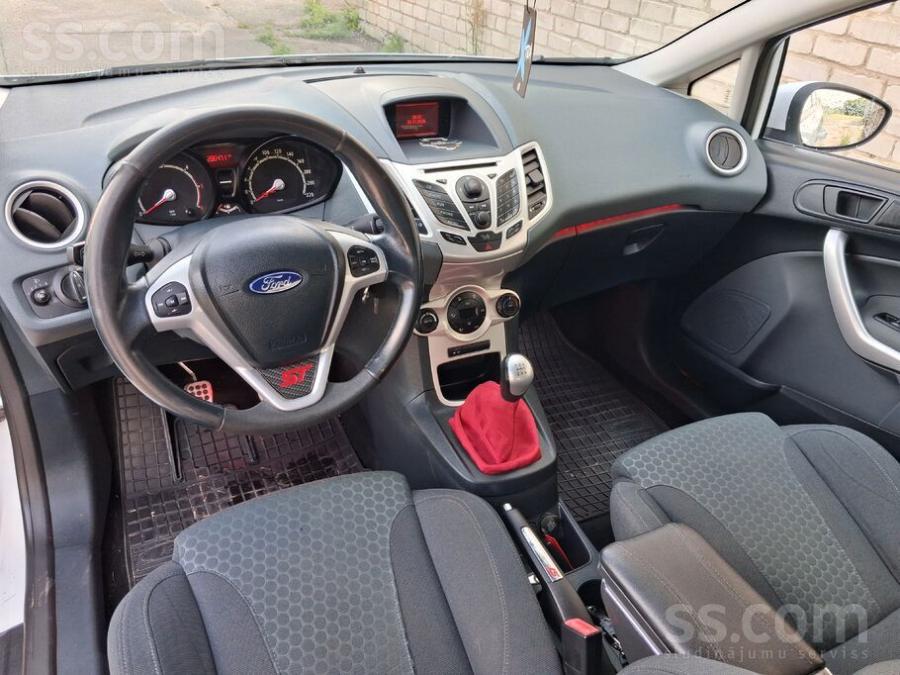 Balts Ford Fiesta 2009 Liepāja, ar dzinēja tilpumu 1.60 L un nobraukumu 286 tūkst. km par 3000 €, foto 8 vietnē AUTOMOTO.COM.LV
