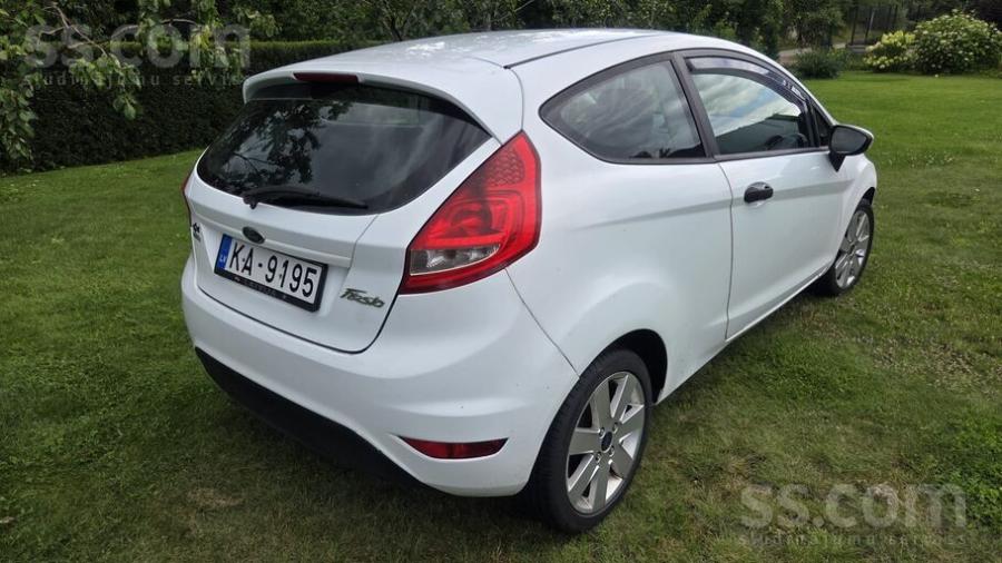 Balts Ford Fiesta 2009 Tukums, ar dzinēja tilpumu 1.40 L un nobraukumu 239 tūkst. km par 900 €, foto 4 vietnē AUTOMOTO.COM.LV