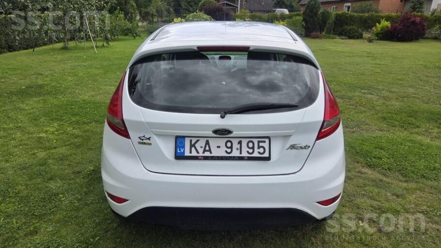 Balts Ford Fiesta 2009 Tukums, ar dzinēja tilpumu 1.40 L un nobraukumu 239 tūkst. km par 900 €, foto 7 vietnē AUTOMOTO.COM.LV