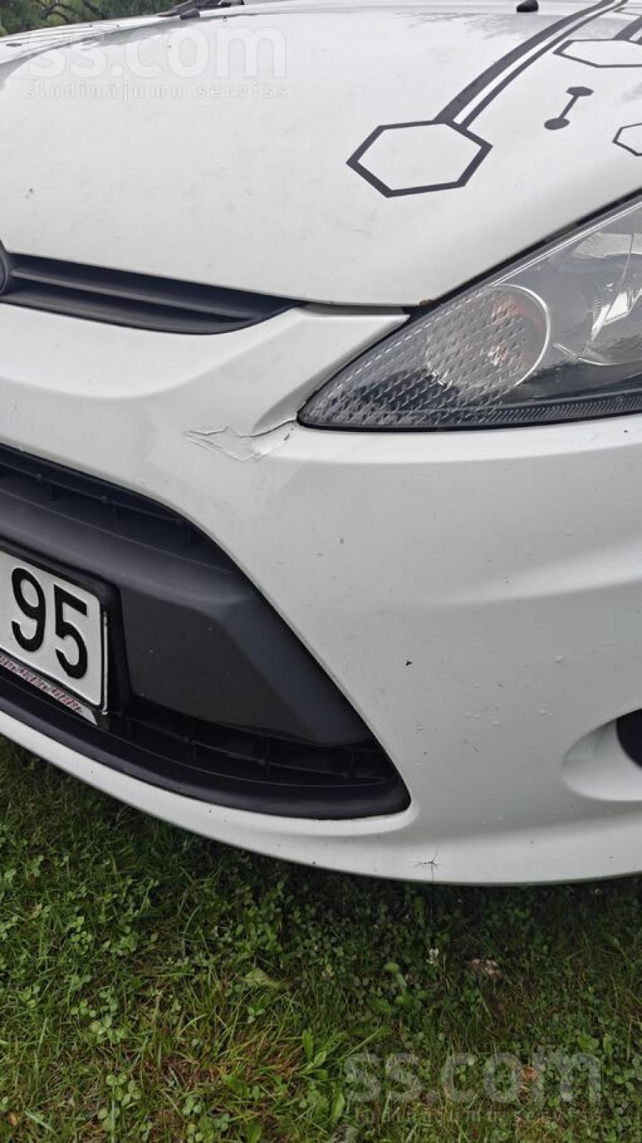 Balts Ford Fiesta 2009 Tukums, ar dzinēja tilpumu 1.40 L un nobraukumu 239 tūkst. km par 900 €, foto 13 vietnē AUTOMOTO.COM.LV