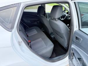 White Ford Fiesta 2010 in Dobele, with an engine capacity of 1.40 L and mileage of 197 thousand km for 1850 €, photo 13 on AUTOMOTO.COM.LV