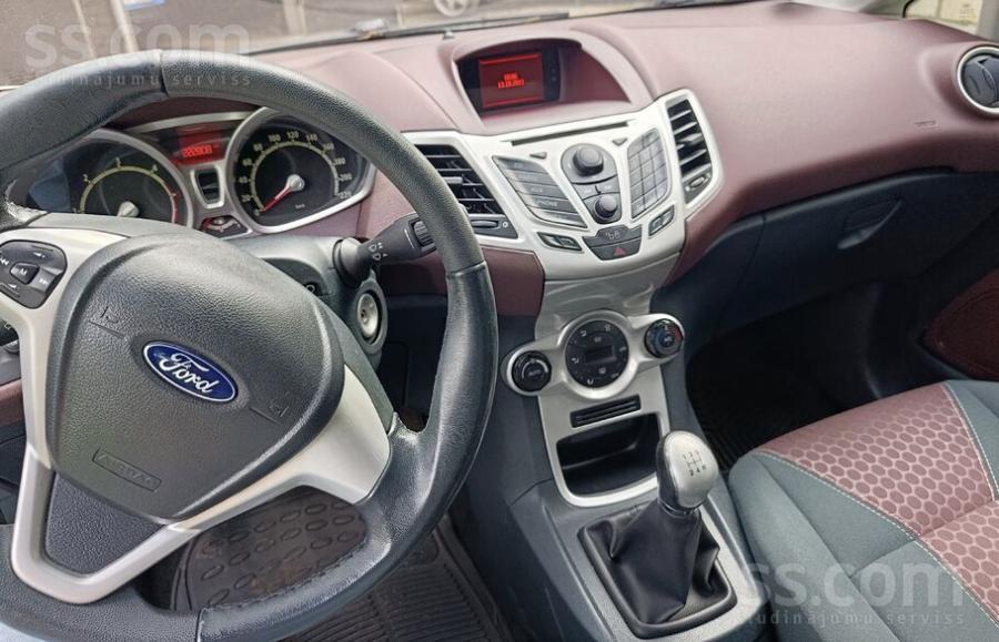 Balts Ford Fiesta 2010 Rīga, ar dzinēja tilpumu 1.60 L un nobraukumu 223 tūkst. km par 2500 €, foto 4 vietnē AUTOMOTO.COM.LV