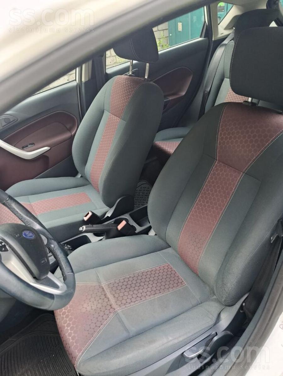 Balts Ford Fiesta 2010 Rīga, ar dzinēja tilpumu 1.60 L un nobraukumu 223 tūkst. km par 2500 €, foto 6 vietnē AUTOMOTO.COM.LV