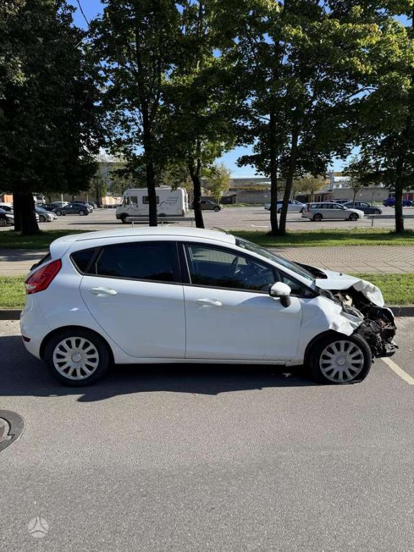 Balts Ford Fiesta 2010 Klaipėda, ar dzinēja tilpumu 1.40 L un nobraukumu 219 tūkst. km par 1050 €, foto 4 vietnē AUTOMOTO.COM.LV