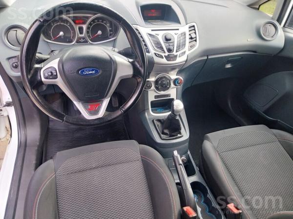 Balts Ford Fiesta 2011 Rīga, ar dzinēja tilpumu 1.40 L un nobraukumu 191 tūkst. km par 2200 €, foto 5 vietnē AUTOMOTO.COM.LV