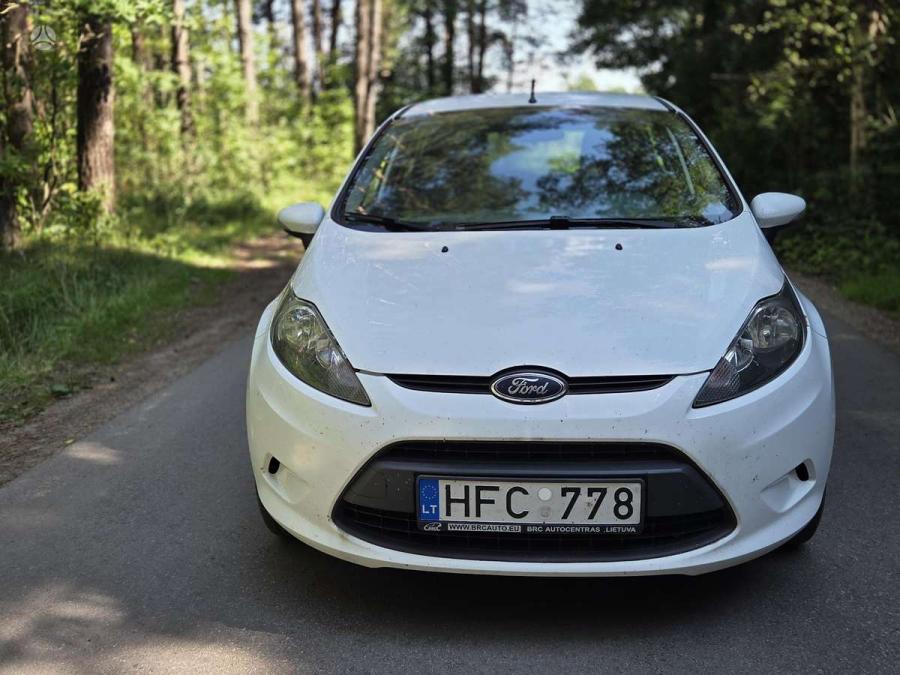 White Ford Fiesta 2011 in Vilnius, with an engine capacity of 1.40 L and mileage of 258 thousand km for 1700 €, photo 3 on AUTOMOTO.COM.LV