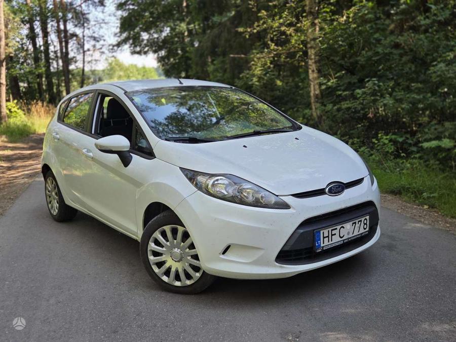 White Ford Fiesta 2011 in Vilnius, with an engine capacity of 1.40 L and mileage of 258 thousand km for 1700 €, photo 4 on AUTOMOTO.COM.LV