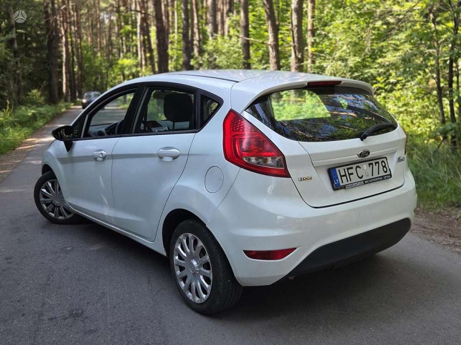 White Ford Fiesta 2011 in Vilnius, with an engine capacity of 1.40 L and mileage of 258 thousand km for 1700 €, photo 7 on AUTOMOTO.COM.LV