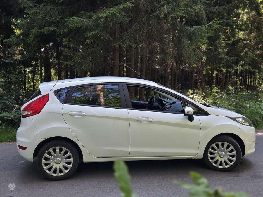 White Ford Fiesta 2011 in Vilnius, with an engine capacity of 1.40 L and mileage of 258 thousand km for 1700 €, photo 9 on AUTOMOTO.COM.LV