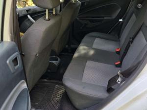 White Ford Fiesta 2011 in Vilnius, with an engine capacity of 1.40 L and mileage of 258 thousand km for 1700 €, photo 12 on AUTOMOTO.COM.LV