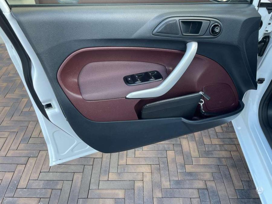 Balts Ford Fiesta 2011 Marijampole, ar dzinēja tilpumu 1.40 L un nobraukumu 191 tūkst. km par 3750 €, foto 14 vietnē AUTOMOTO.COM.LV