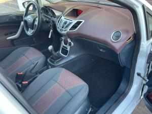 Balts Ford Fiesta 2011 Marijampole, ar dzinēja tilpumu 1.40 L un nobraukumu 191 tūkst. km par 3750 €, foto 17 vietnē AUTOMOTO.COM.LV