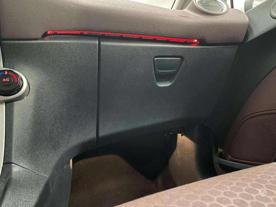 Balts Ford Fiesta 2011 Marijampole, ar dzinēja tilpumu 1.40 L un nobraukumu 191 tūkst. km par 3750 €, foto 28 vietnē AUTOMOTO.COM.LV