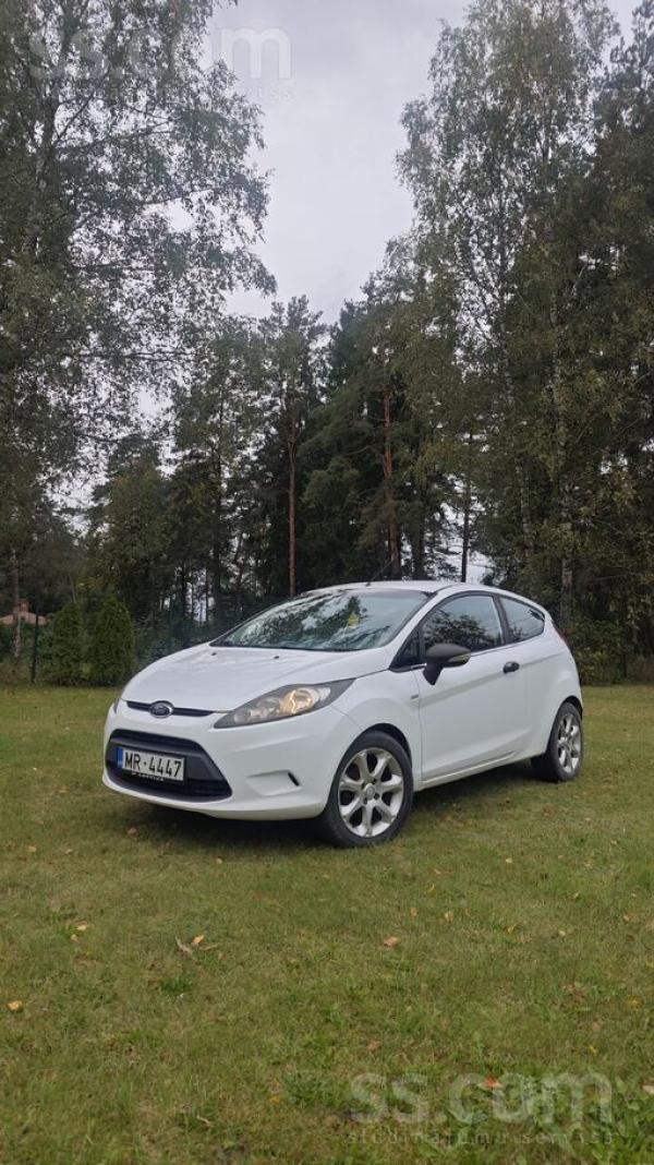 Ford Fiesta 2011 in Riga on AUTOMOTO.COM.LV White Ford Fiesta 2011 in Riga, with an engine capacity of 1.40 L and mileage of 193 thousand km for 2000 €, photo 1 on AUTOMOTO.COM.LV