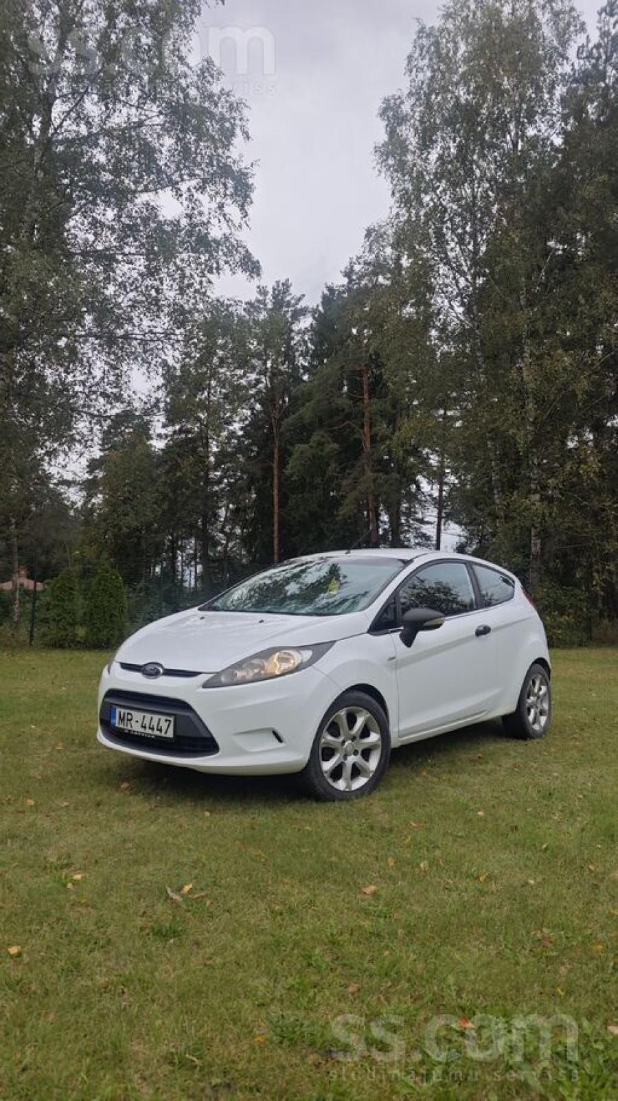 White Ford Fiesta 2011 in Riga, with an engine capacity of 1.40 L and mileage of 193 thousand km for 2000 €, photo 1 on AUTOMOTO.COM.LV