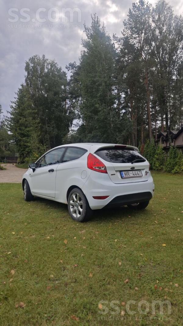 Ford Fiesta 2011 in Riga on AUTOMOTO.COM.LV White Ford Fiesta 2011 in Riga, with an engine capacity of 1.40 L and mileage of 193 thousand km for 2000 €, photo 3 on AUTOMOTO.COM.LV
