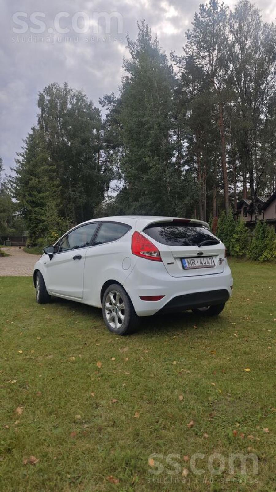 White Ford Fiesta 2011 in Riga, with an engine capacity of 1.40 L and mileage of 193 thousand km for 2000 €, photo 3 on AUTOMOTO.COM.LV