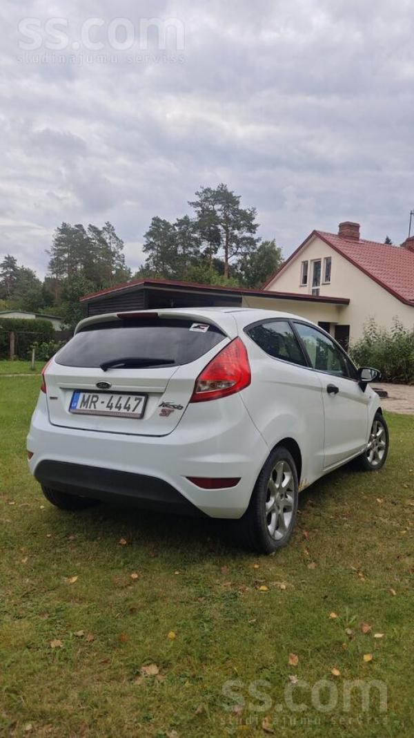 Ford Fiesta 2011 in Riga on AUTOMOTO.COM.LV White Ford Fiesta 2011 in Riga, with an engine capacity of 1.40 L and mileage of 193 thousand km for 2000 €, photo 5 on AUTOMOTO.COM.LV