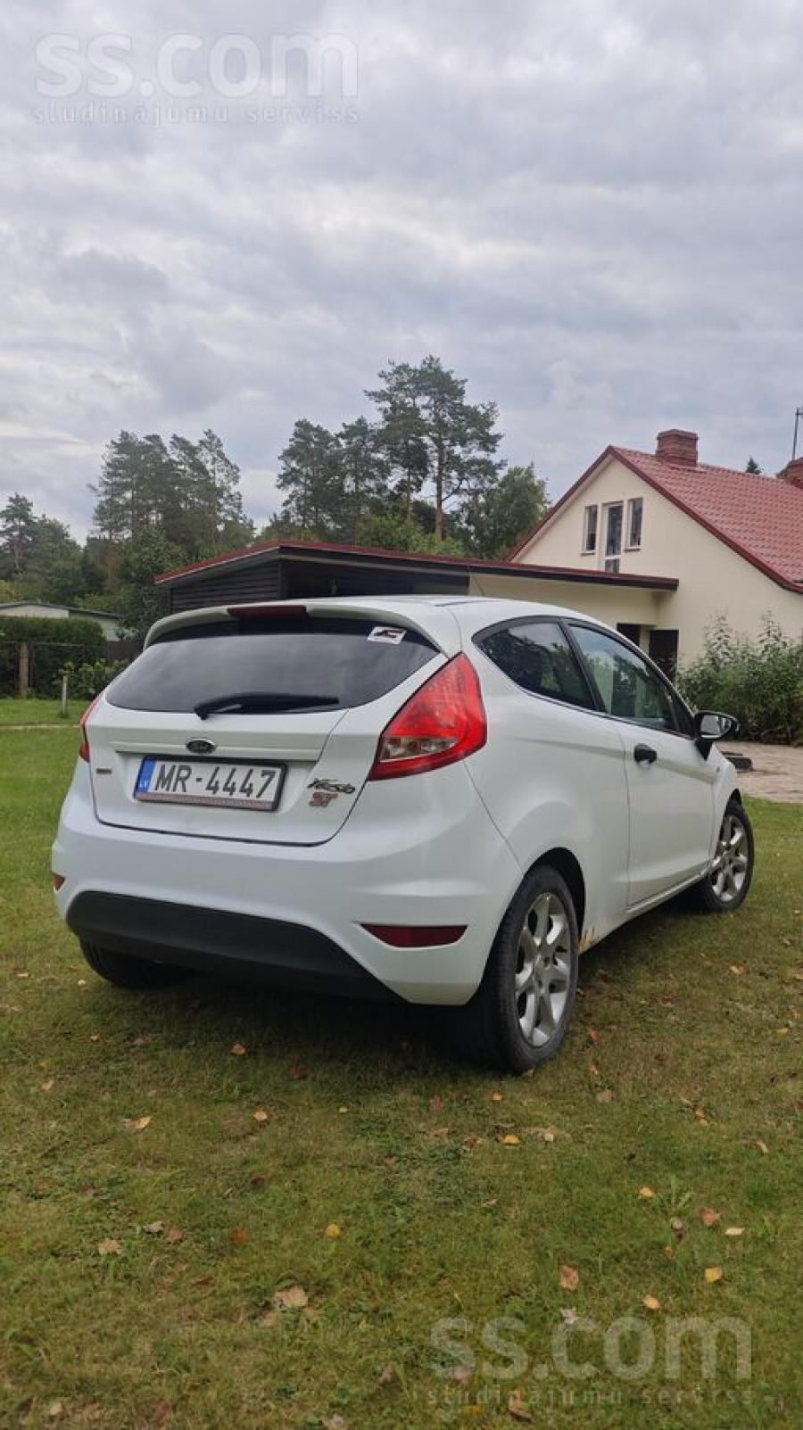 White Ford Fiesta 2011 in Riga, with an engine capacity of 1.40 L and mileage of 193 thousand km for 2000 €, photo 5 on AUTOMOTO.COM.LV