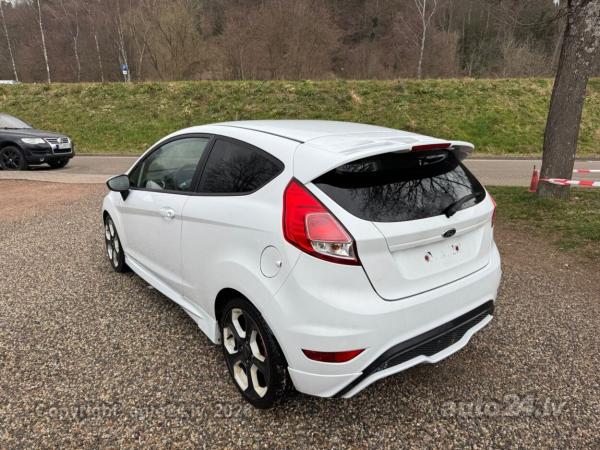 Balts Ford Fiesta 2013 Tartu, ar dzinēja tilpumu 1.60 L un nobraukumu 0 tūkst. km par 6990 €, foto 4 vietnē AUTOMOTO.COM.LV