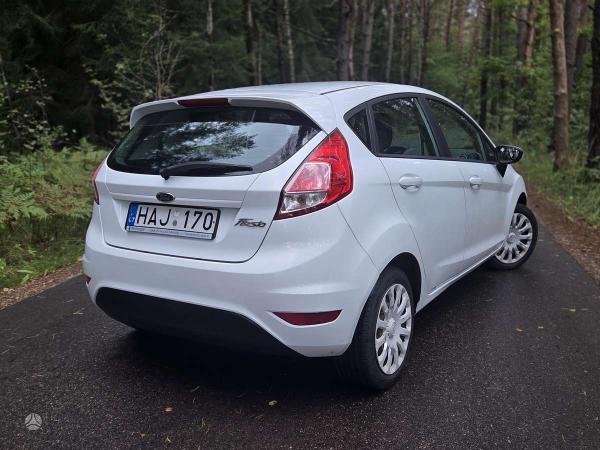 Ford Fiesta 2013 Viļņa vietnē Balts Ford Fiesta 2013 Viļņa, ar dzinēja tilpumu 1.24 L un nobraukumu 212 tūkst. km par 2499 €, foto 4 vietnē AUTOMOTO.COM.LV