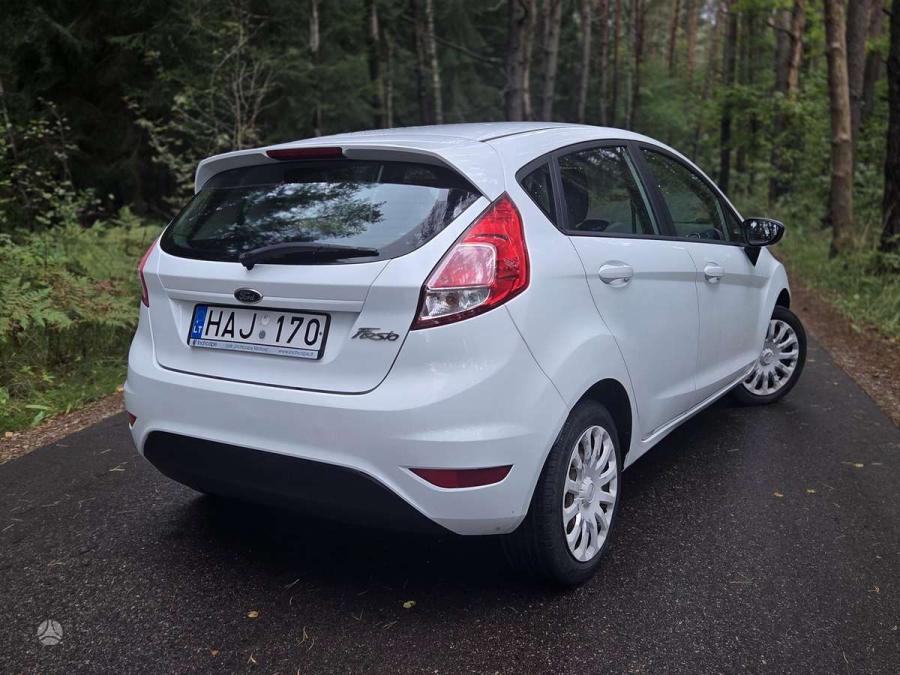 White Ford Fiesta 2013 in Vilnius, with an engine capacity of 1.24 L and mileage of 212 thousand km for 2499 €, photo 4 on AUTOMOTO.COM.LV
