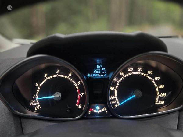 Ford Fiesta 2013 Viļņa vietnē Balts Ford Fiesta 2013 Viļņa, ar dzinēja tilpumu 1.24 L un nobraukumu 212 tūkst. km par 2499 €, foto 7 vietnē AUTOMOTO.COM.LV