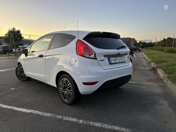 Ford Fiesta 2013 Viļņa vietnē Balts Ford Fiesta 2013 Viļņa, ar dzinēja tilpumu 1.50 L un nobraukumu 105 tūkst. km par 3200 €, foto 5 vietnē AUTOMOTO.COM.LV