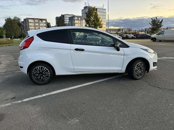 Ford Fiesta 2013 Viļņa vietnē Balts Ford Fiesta 2013 Viļņa, ar dzinēja tilpumu 1.50 L un nobraukumu 105 tūkst. km par 3200 €, foto 6 vietnē AUTOMOTO.COM.LV
