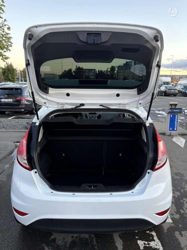 Ford Fiesta 2013 Viļņa vietnē Balts Ford Fiesta 2013 Viļņa, ar dzinēja tilpumu 1.50 L un nobraukumu 105 tūkst. km par 3200 €, foto 7 vietnē AUTOMOTO.COM.LV