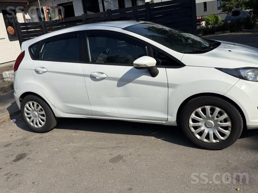 Balts Ford Fiesta 2014 Rīga, ar dzinēja tilpumu 1.40 L un nobraukumu 291 tūkst. km par 2790 €, foto 5 vietnē AUTOMOTO.COM.LV