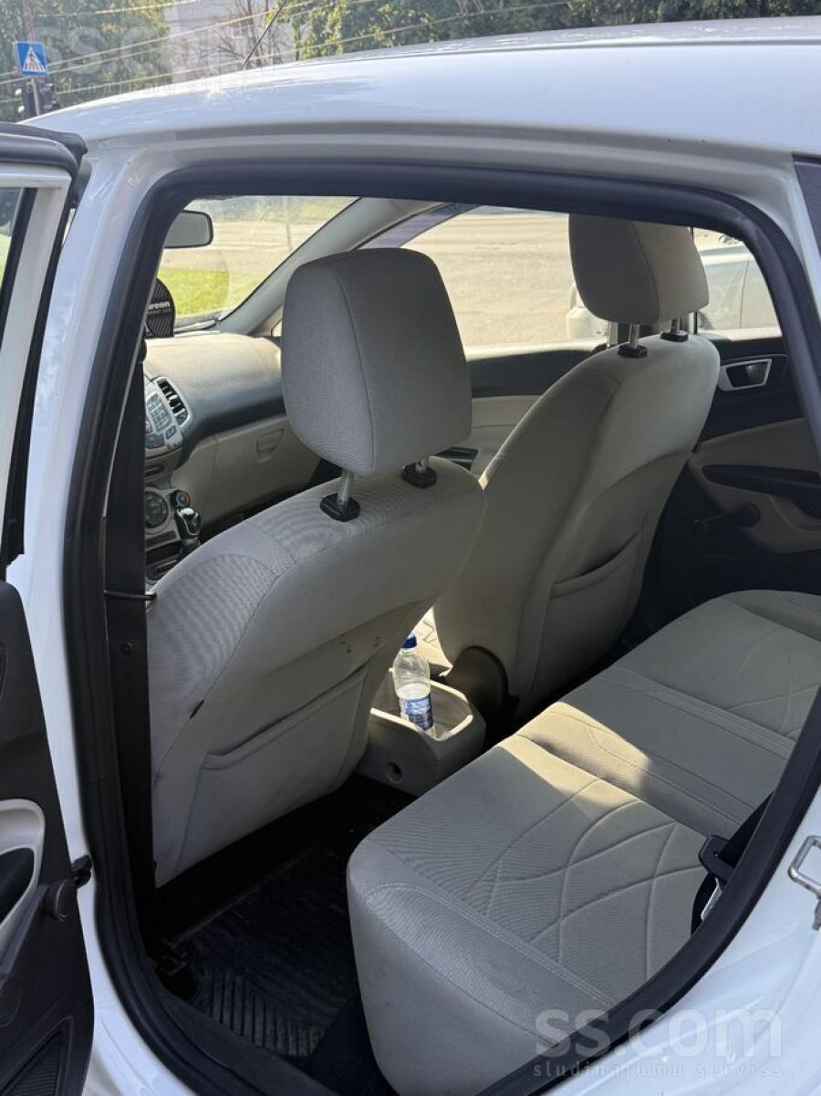 Balts Ford Fiesta 2014 Rīga, ar dzinēja tilpumu 1.40 L un nobraukumu 291 tūkst. km par 2790 €, foto 8 vietnē AUTOMOTO.COM.LV