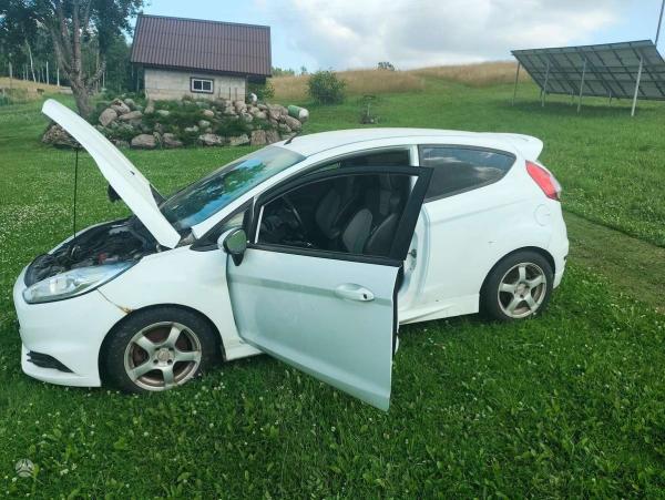 Balts Ford Fiesta 2014 Utena, ar dzinēja tilpumu 1.60 L un nobraukumu 308 tūkst. km par 999 €, foto 4 vietnē AUTOMOTO.COM.LV