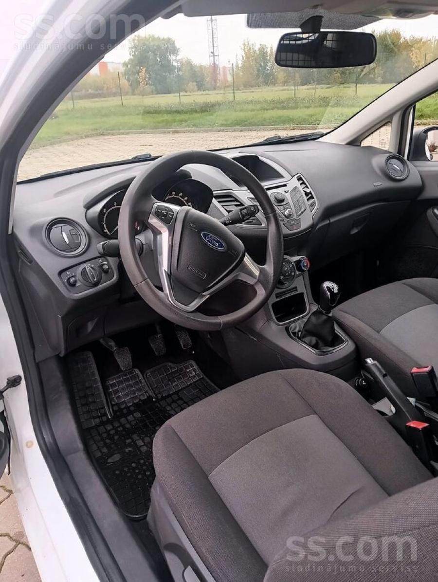 Balts Ford Fiesta 2014 Jelgava, ar dzinēja tilpumu 1.50 L un nobraukumu 261 tūkst. km par 2100 €, foto 4 vietnē AUTOMOTO.COM.LV
