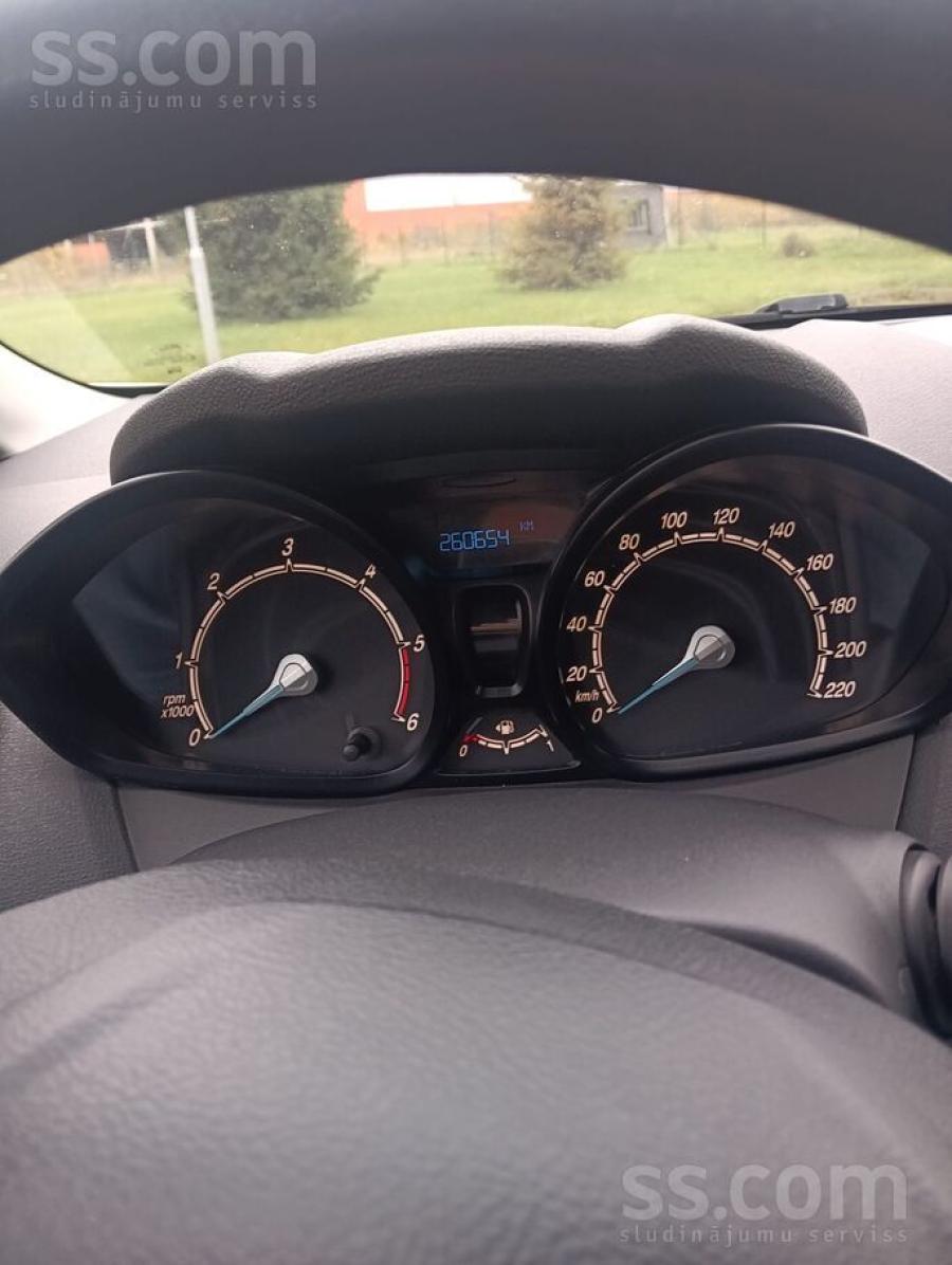 Balts Ford Fiesta 2014 Jelgava, ar dzinēja tilpumu 1.50 L un nobraukumu 261 tūkst. km par 2100 €, foto 6 vietnē AUTOMOTO.COM.LV