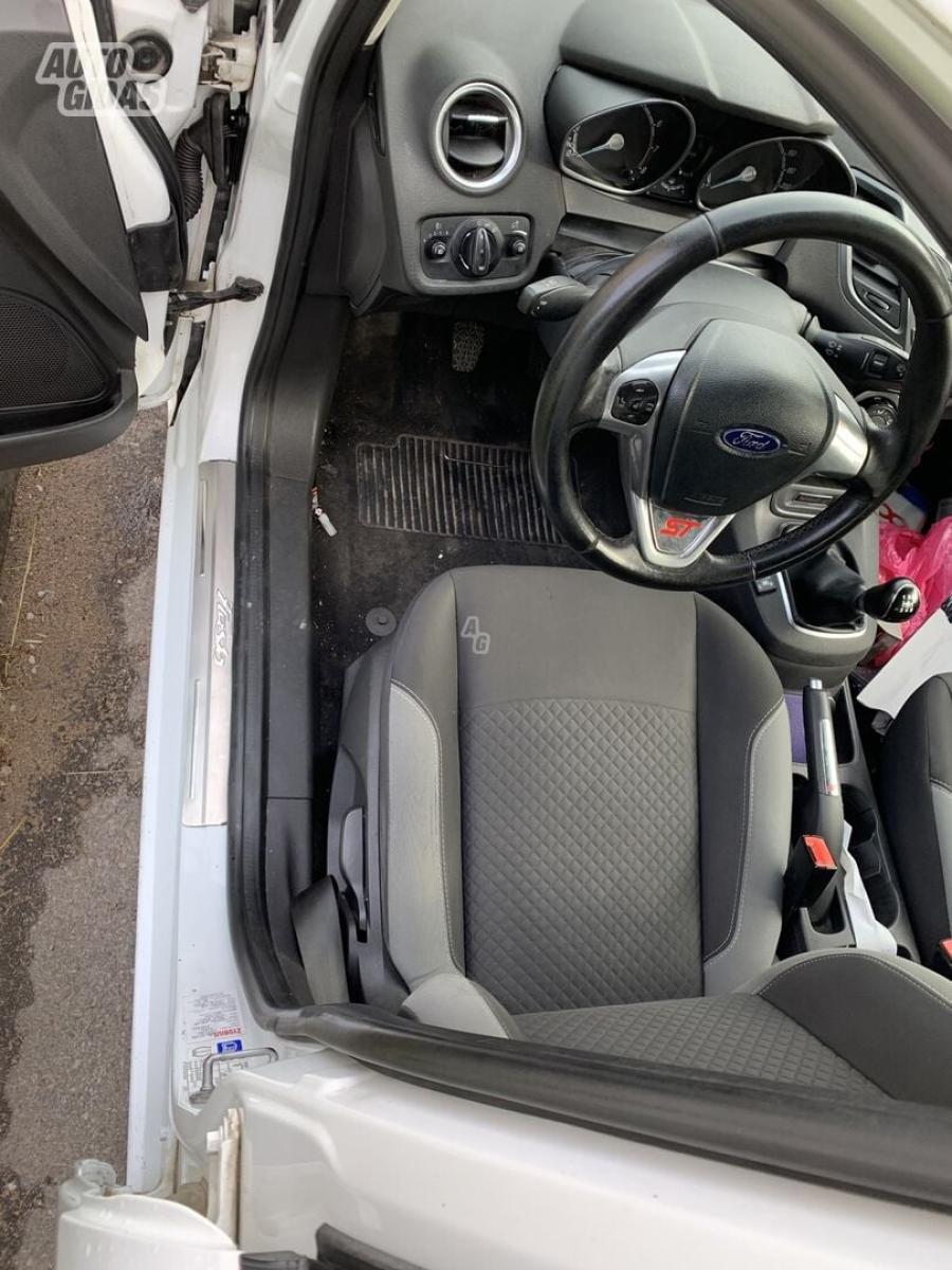 White Ford Fiesta 2015 in Kaunas, with an engine capacity of 1.20 L and mileage of 256 thousand km for 2999 €, photo 5 on AUTOMOTO.COM.LV