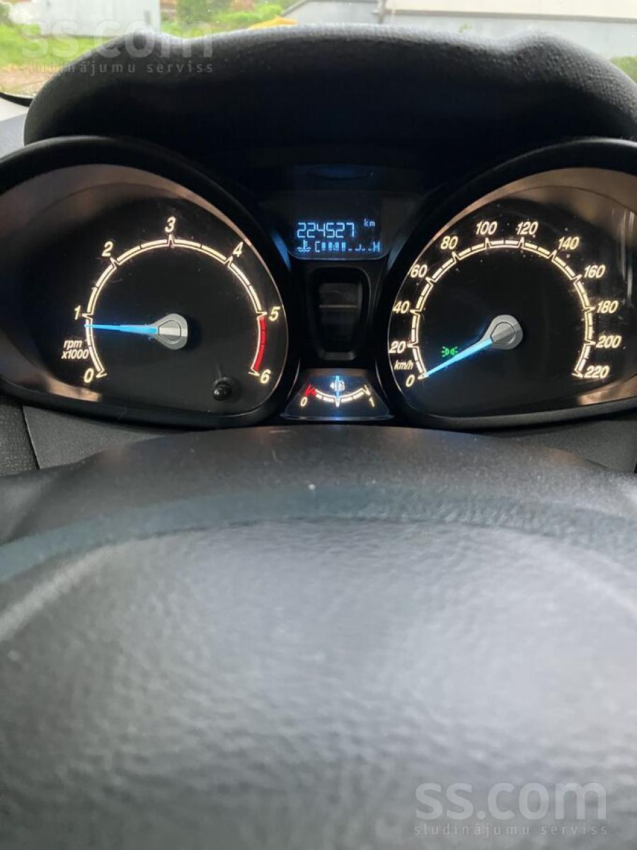 White Ford Fiesta 2015 in Ludza, with an engine capacity of 1.50 L and mileage of 225 thousand km for 3195 €, photo 13 on AUTOMOTO.COM.LV