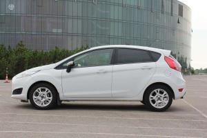 White Ford Fiesta 2016 in Siauliai, with an engine capacity of 1.60 L and mileage of 61 thousand km for 6800 €, photo 5 on AUTOMOTO.COM.LV