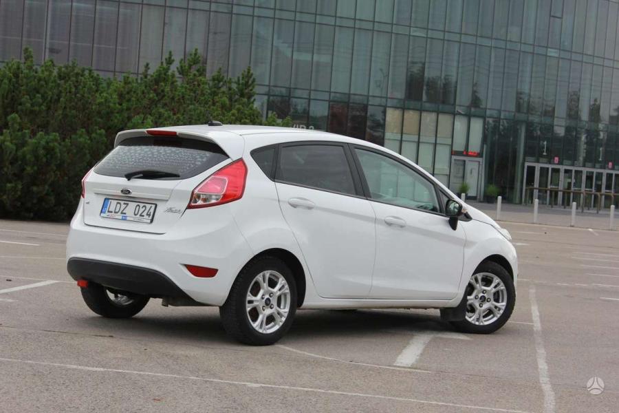 White Ford Fiesta 2016 in Siauliai, with an engine capacity of 1.60 L and mileage of 61 thousand km for 6800 €, photo 7 on AUTOMOTO.COM.LV