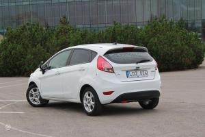White Ford Fiesta 2016 in Siauliai, with an engine capacity of 1.60 L and mileage of 61 thousand km for 6800 €, photo 8 on AUTOMOTO.COM.LV