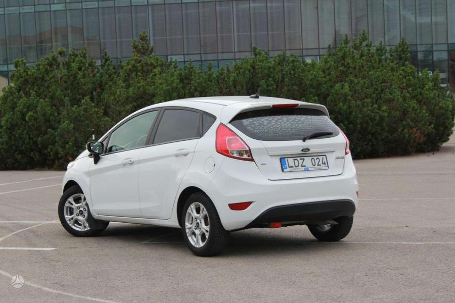 White Ford Fiesta 2016 in Siauliai, with an engine capacity of 1.60 L and mileage of 61 thousand km for 6800 €, photo 8 on AUTOMOTO.COM.LV