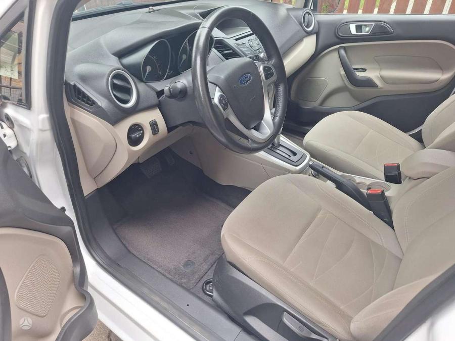 White Ford Fiesta 2016 in Siauliai, with an engine capacity of 1.60 L and mileage of 61 thousand km for 6800 €, photo 9 on AUTOMOTO.COM.LV