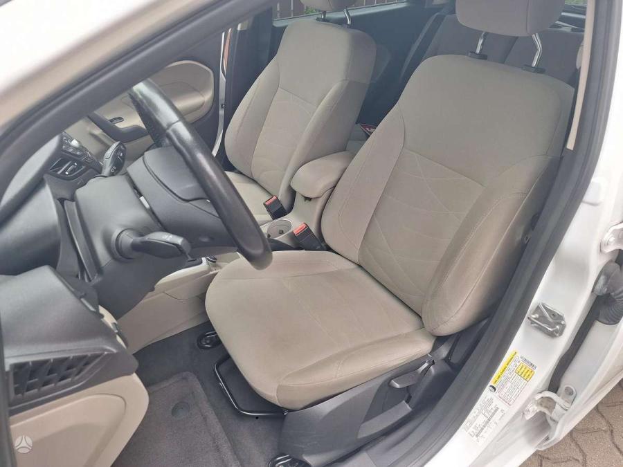 White Ford Fiesta 2016 in Siauliai, with an engine capacity of 1.60 L and mileage of 61 thousand km for 6800 €, photo 10 on AUTOMOTO.COM.LV