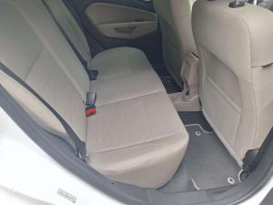 White Ford Fiesta 2016 in Siauliai, with an engine capacity of 1.60 L and mileage of 61 thousand km for 6800 €, photo 12 on AUTOMOTO.COM.LV