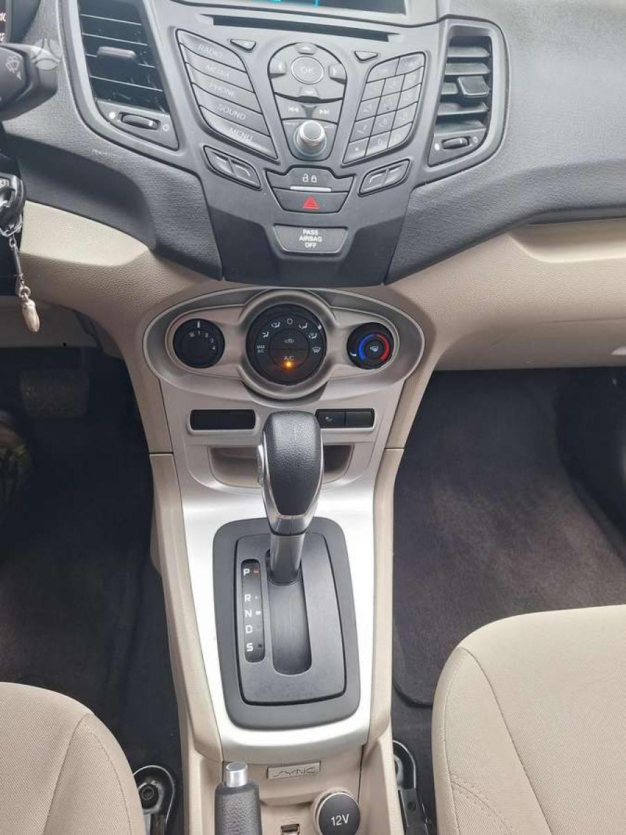 White Ford Fiesta 2016 in Siauliai, with an engine capacity of 1.60 L and mileage of 61 thousand km for 6800 €, photo 14 on AUTOMOTO.COM.LV