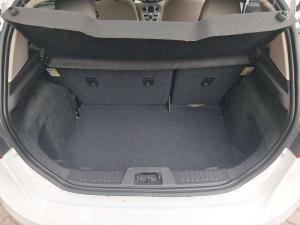 White Ford Fiesta 2016 in Siauliai, with an engine capacity of 1.60 L and mileage of 61 thousand km for 6800 €, photo 16 on AUTOMOTO.COM.LV
