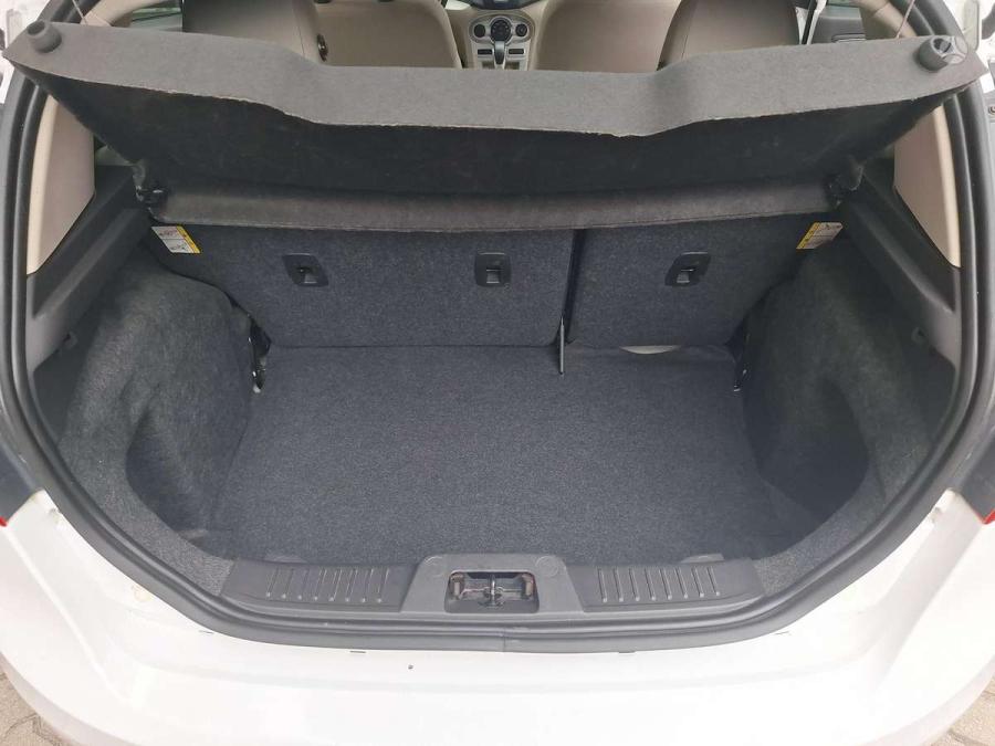 White Ford Fiesta 2016 in Siauliai, with an engine capacity of 1.60 L and mileage of 61 thousand km for 6800 €, photo 16 on AUTOMOTO.COM.LV
