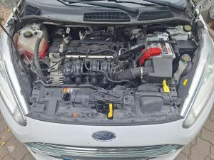 White Ford Fiesta 2016 in Siauliai, with an engine capacity of 1.60 L and mileage of 61 thousand km for 6800 €, photo 17 on AUTOMOTO.COM.LV