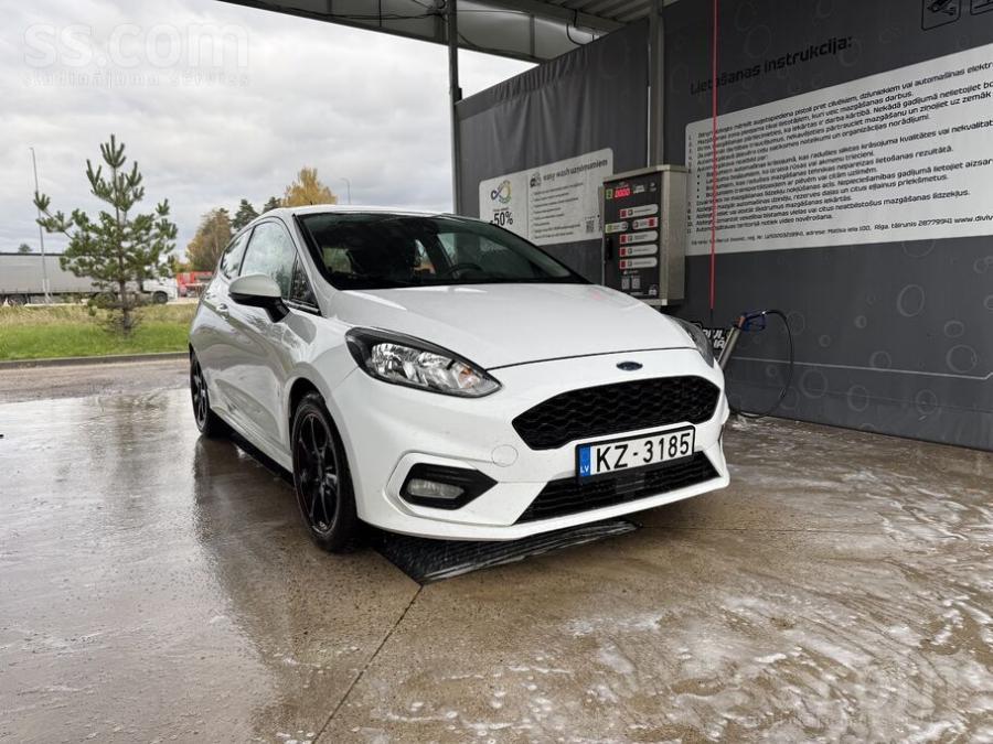 White Ford Fiesta 2017 in Valmiera, with an engine capacity of 1.50 L and mileage of 131 thousand km for 3900 €, photo 1 on AUTOMOTO.COM.LV