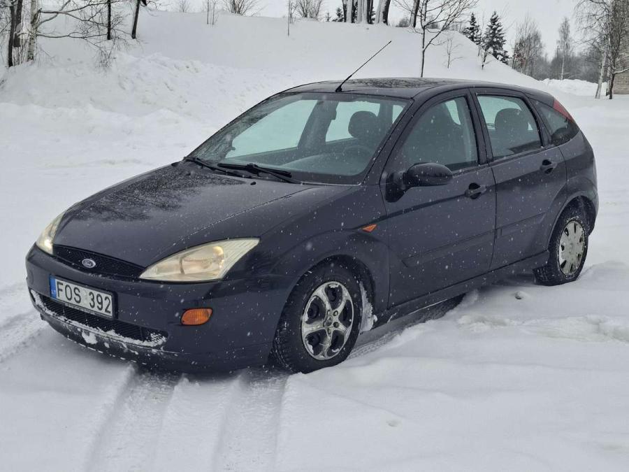 Black Ford Focus 1999 in Plunge, with an engine capacity of 1.75 L and mileage of 294 thousand km for 950 €, photo 1 on AUTOMOTO.COM.LV